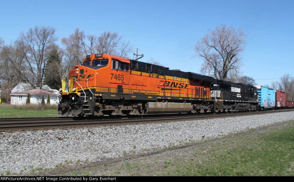 BNSF 7465 & NS 9631